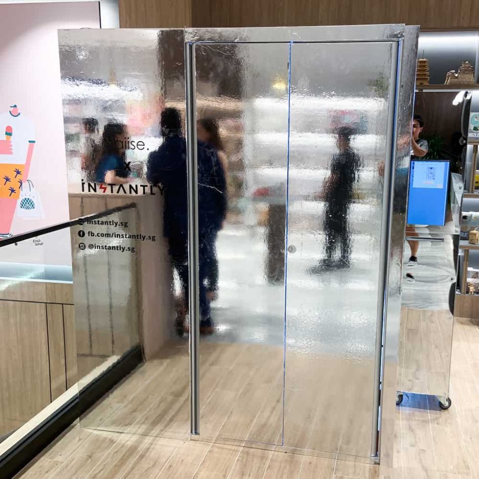 Infinity Mirror Photobooth - Instantly.sg. Branded Photo Booth Singapore.